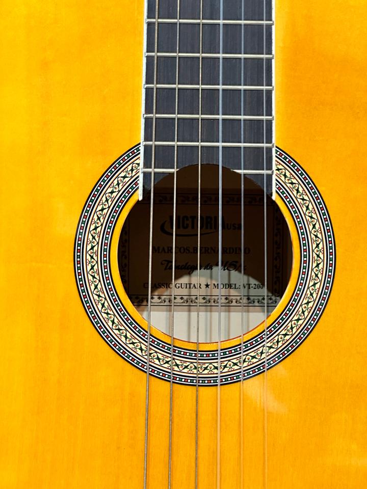 Phuc music . Guitar Classic Vitoria Vt200